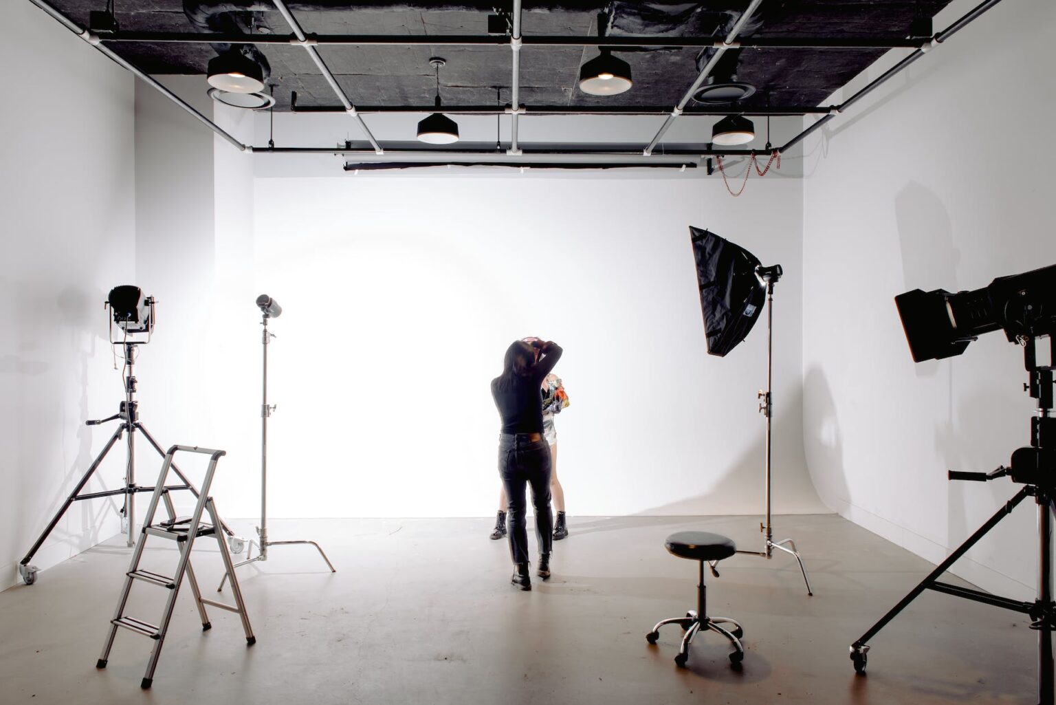 20 Tempat Sewa Studio Foto di Jakarta Terbaik (Lengkap 2025) - SNXP Studio